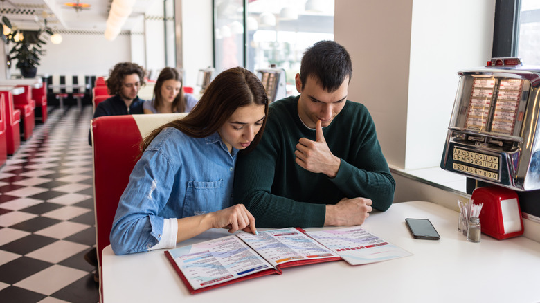 10 small gestures restaurant servers seriously appreciate
