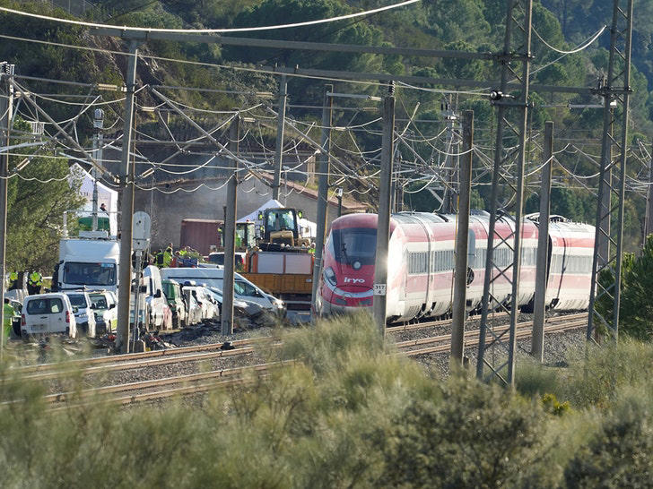 At least 39 dead, more than 150 injured after 2 trains crash in Spain