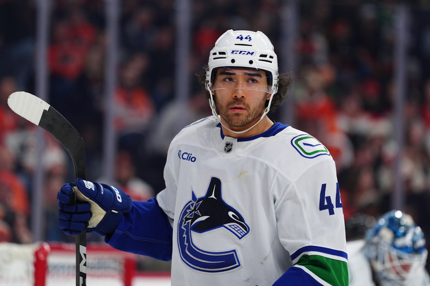 LNH : Les Canucks envoient l'attaquant Kiefer Sherwood aux Sharks