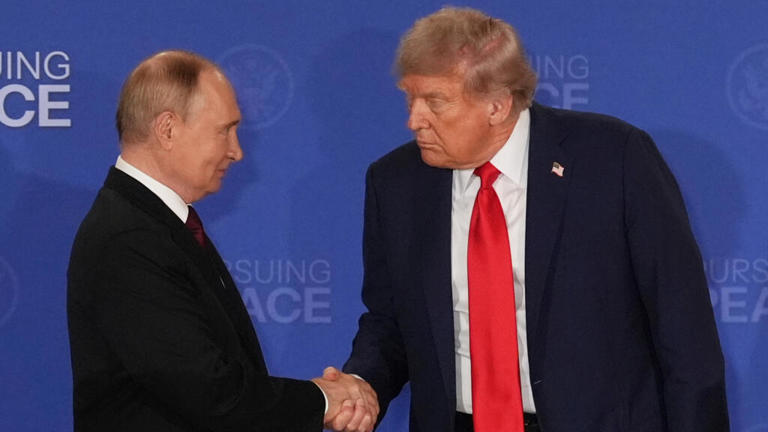 Trump mueve sus fichas: el Kremlin afirma que Putin fue invitado a ...