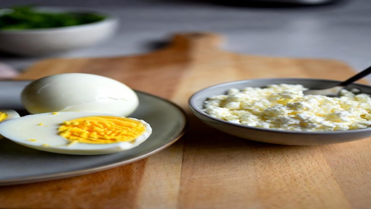 The healthier high-protein snack: hard-boiled eggs vs. cottage cheese ...