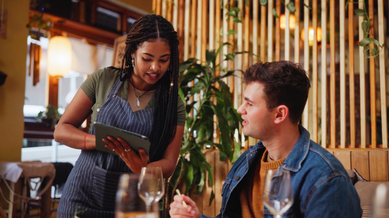 10 small gestures restaurant servers seriously appreciate