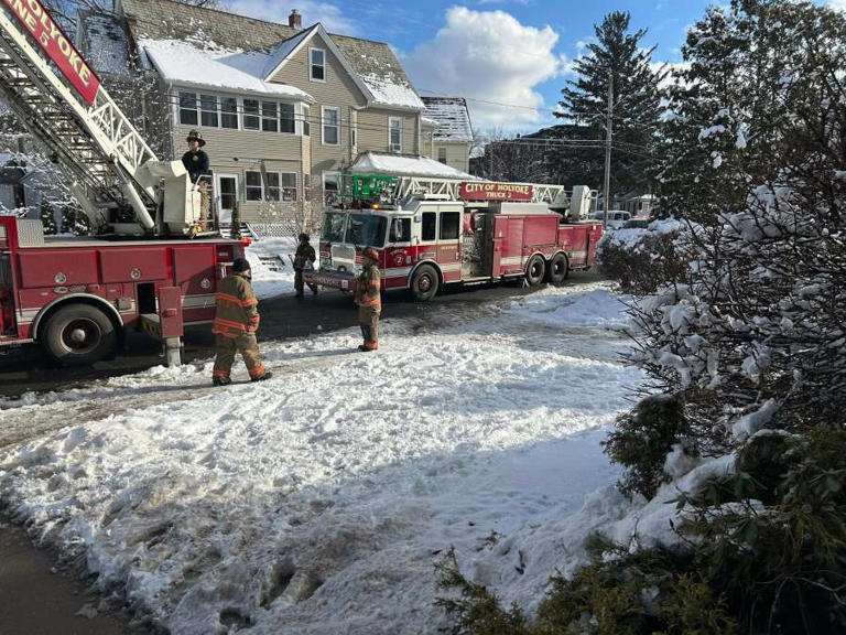 Holyoke crews put out apartment fire on Chapin Street