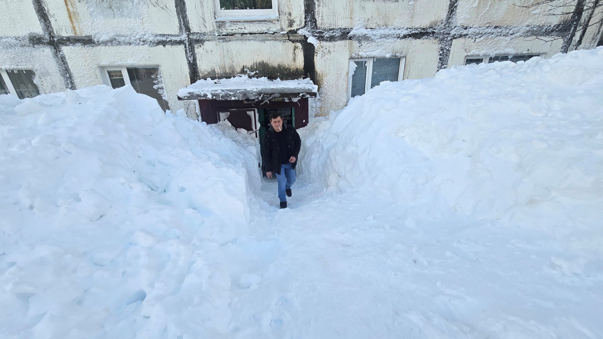 Record snow in Russia’s far east blocks building entrances, buries cars