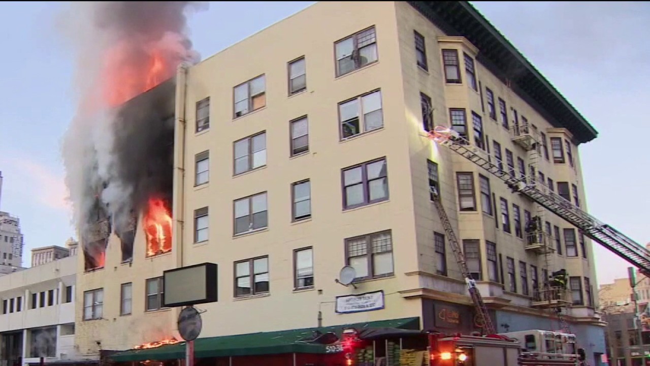 Fire rips through Oakland apartment building