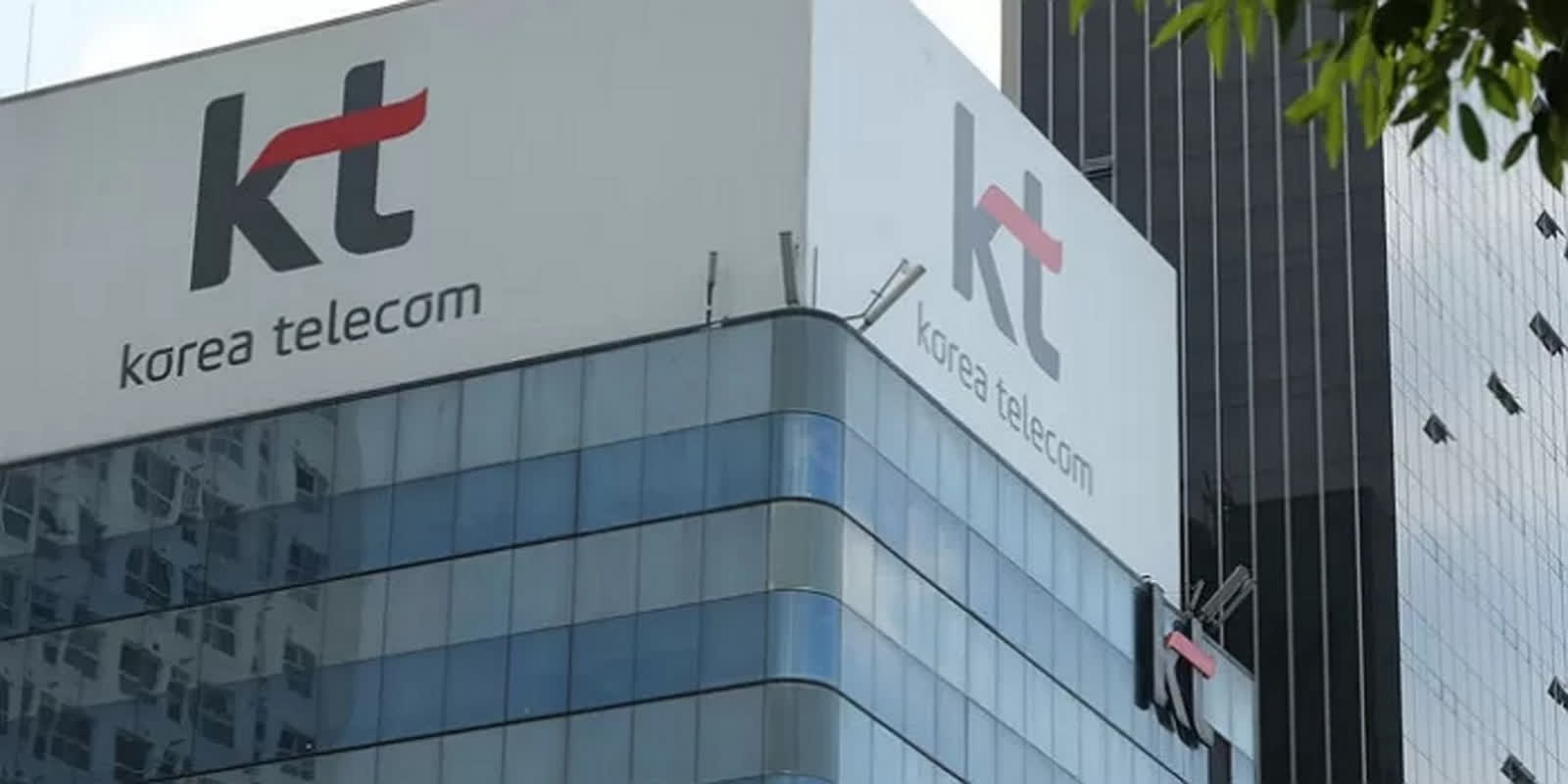 탈 KT’ 벌써 5만명”... ‘해킹’ KT 고객들, 위약금 면제에 SKT로 몰려가