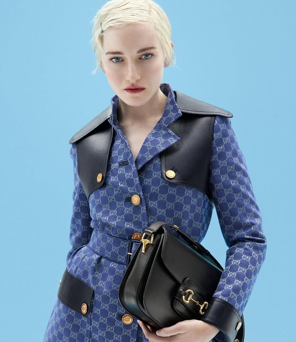 Deretan short hair look a la Julia Garner yang bold dan chic