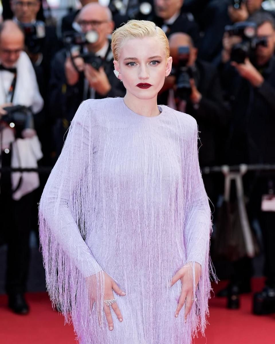 Deretan short hair look a la Julia Garner yang bold dan chic