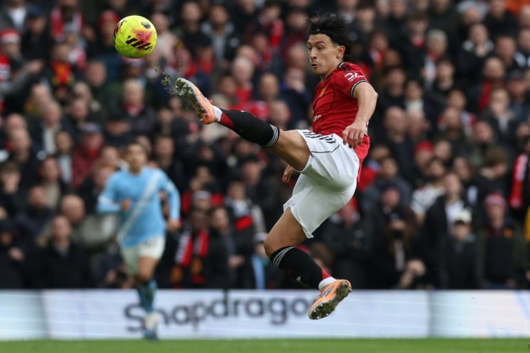 Man Utd greats tell Martinez to 'grow up' as feud rumbles on