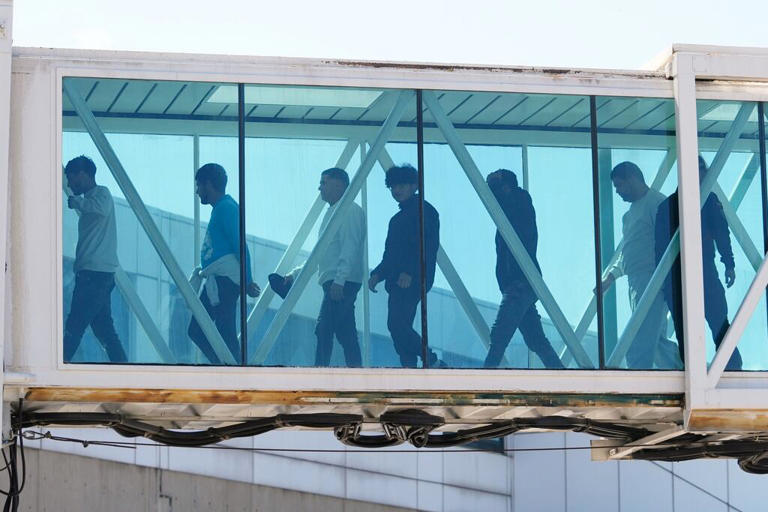 Venezuela recibe un vuelo con 235 migrantes deportados de EE. UU., el ...