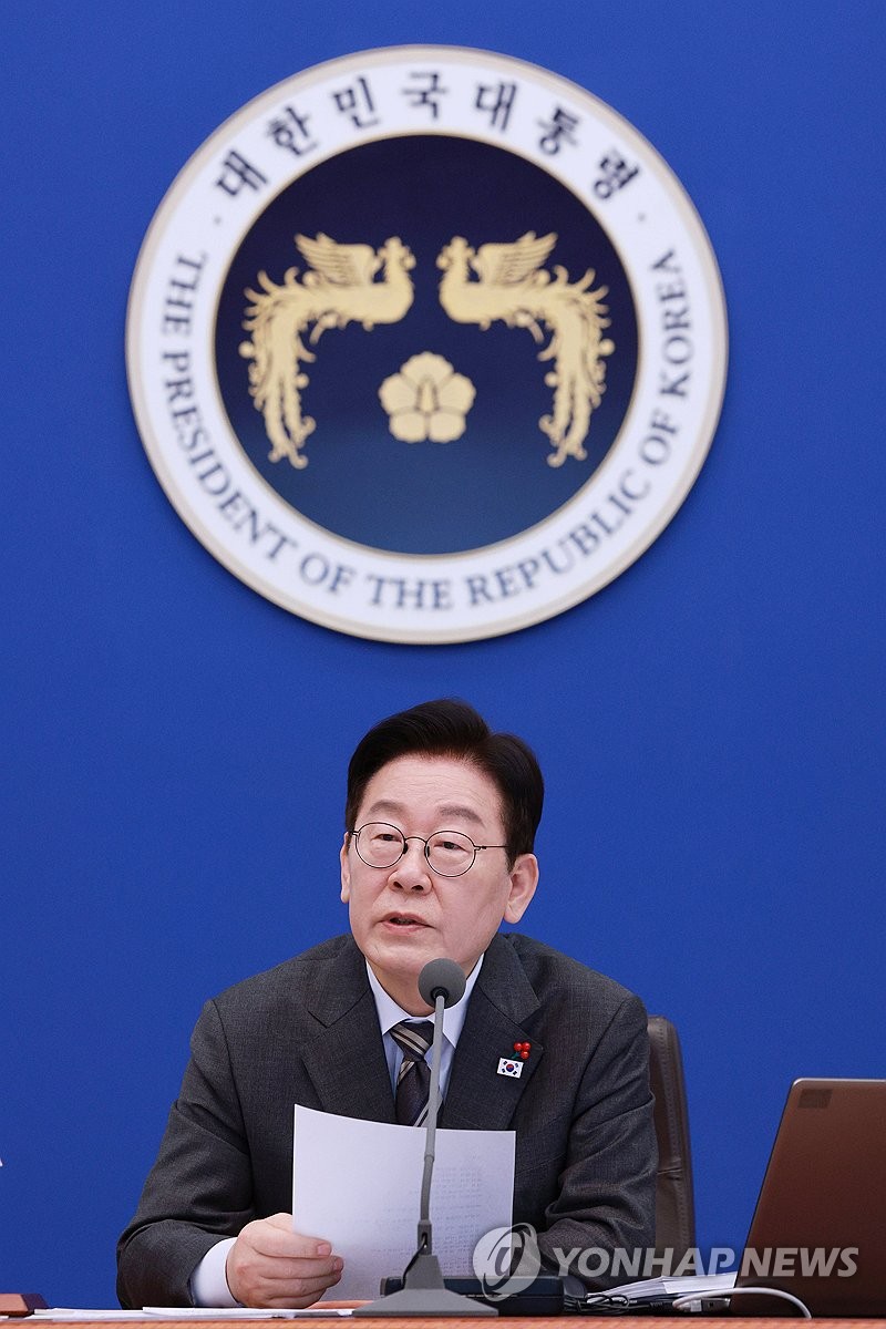 Lee attends Cabinet meeting