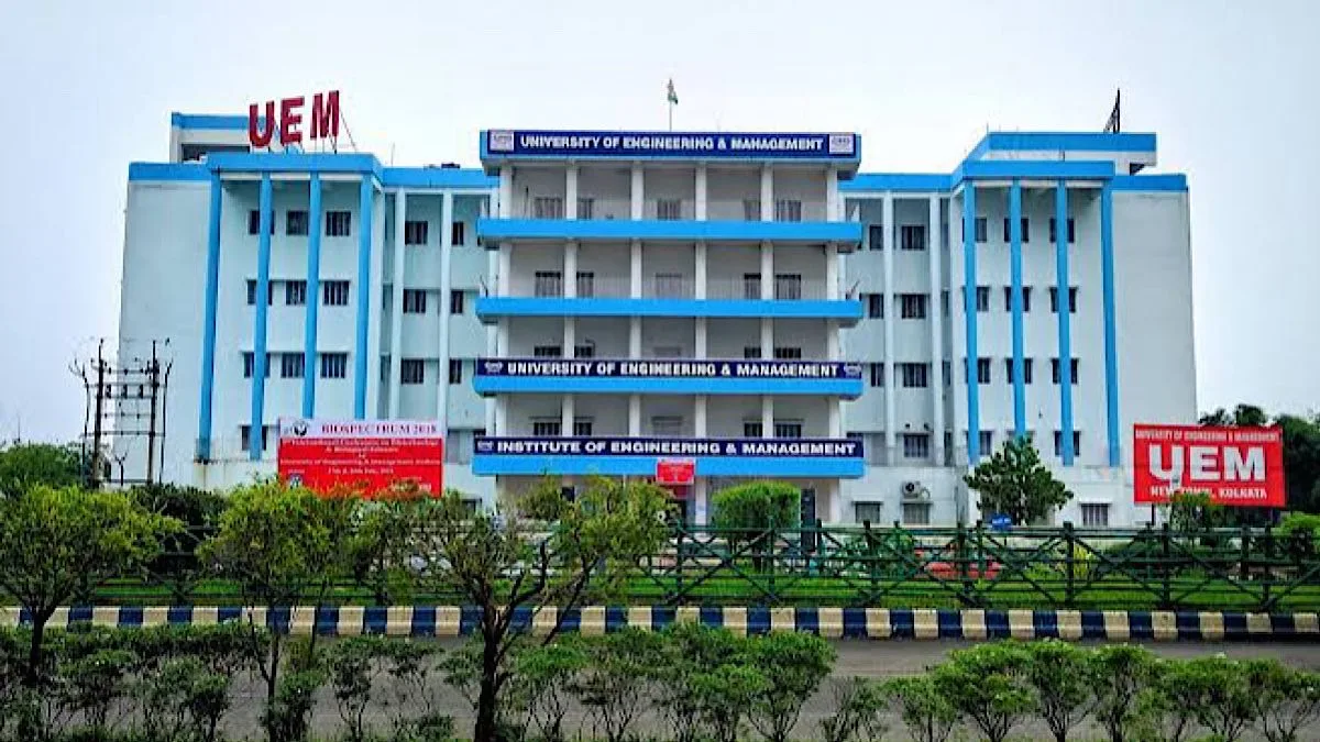 Students get degrees at college convocation ceremony