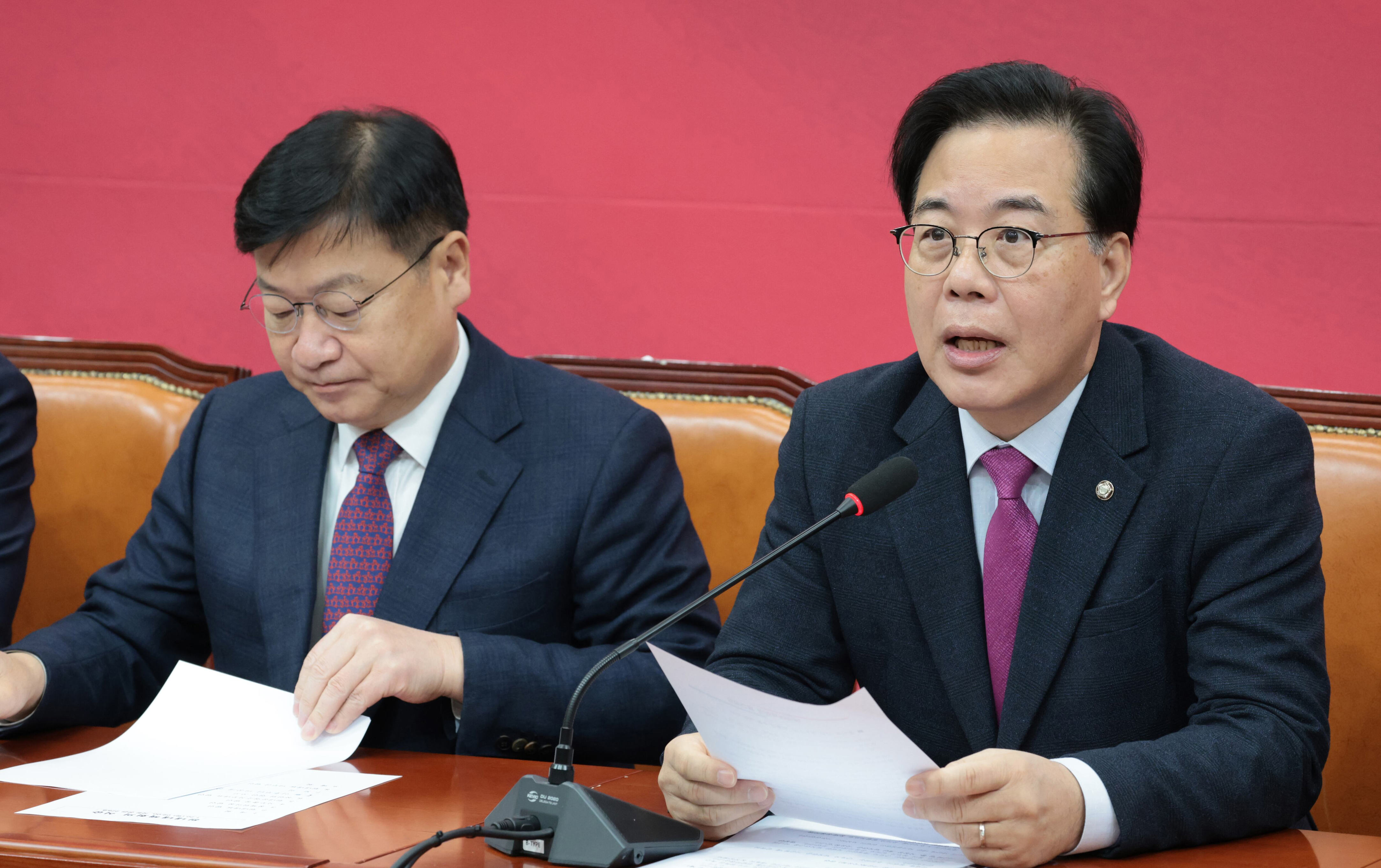 People Power Party floor leader urges Cheong Wa Dae secretary to visit ...