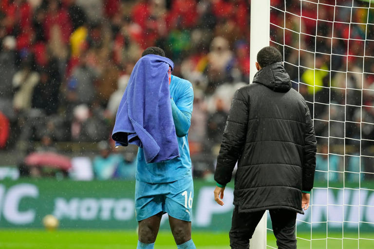 The towel tussle that made Senegal's second-choice goalkeeper a ...