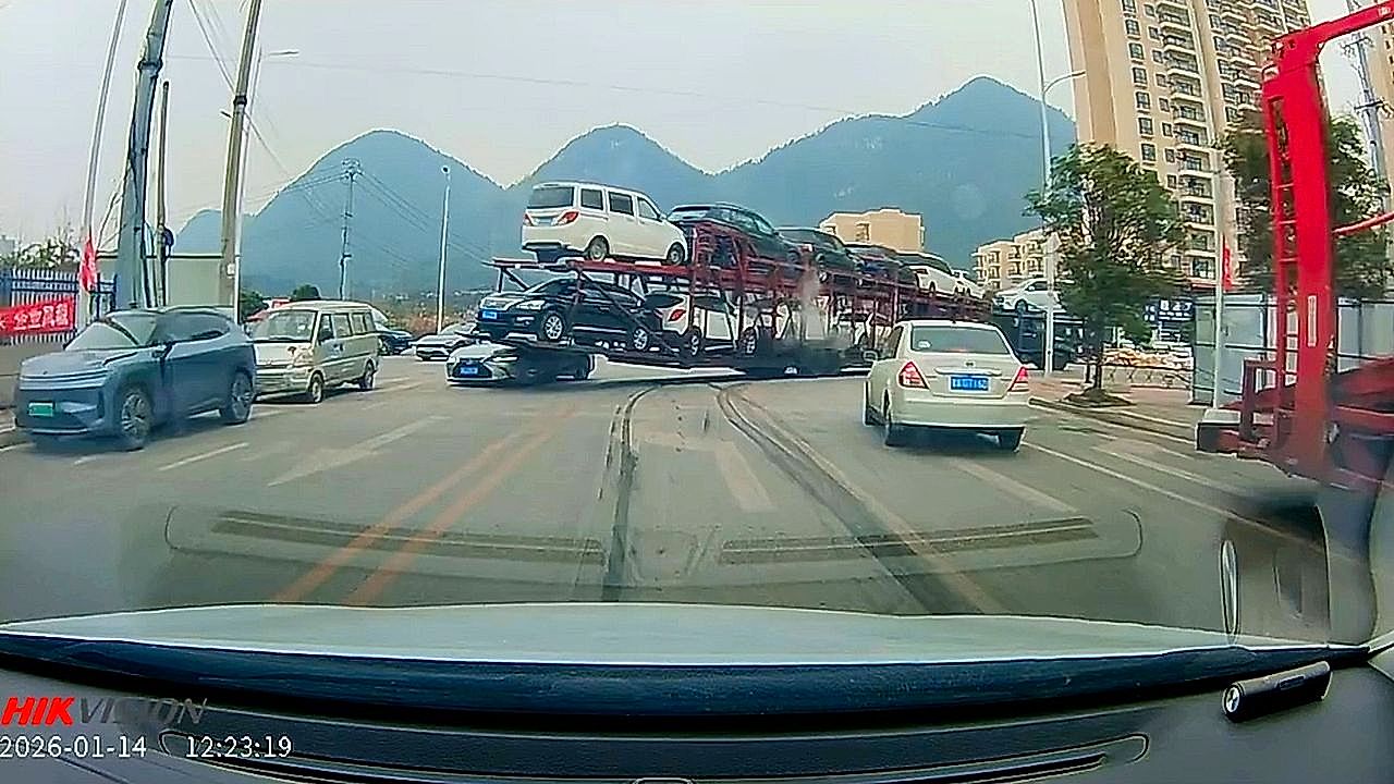 Car transporter drags sedan after hooking it mid-turn