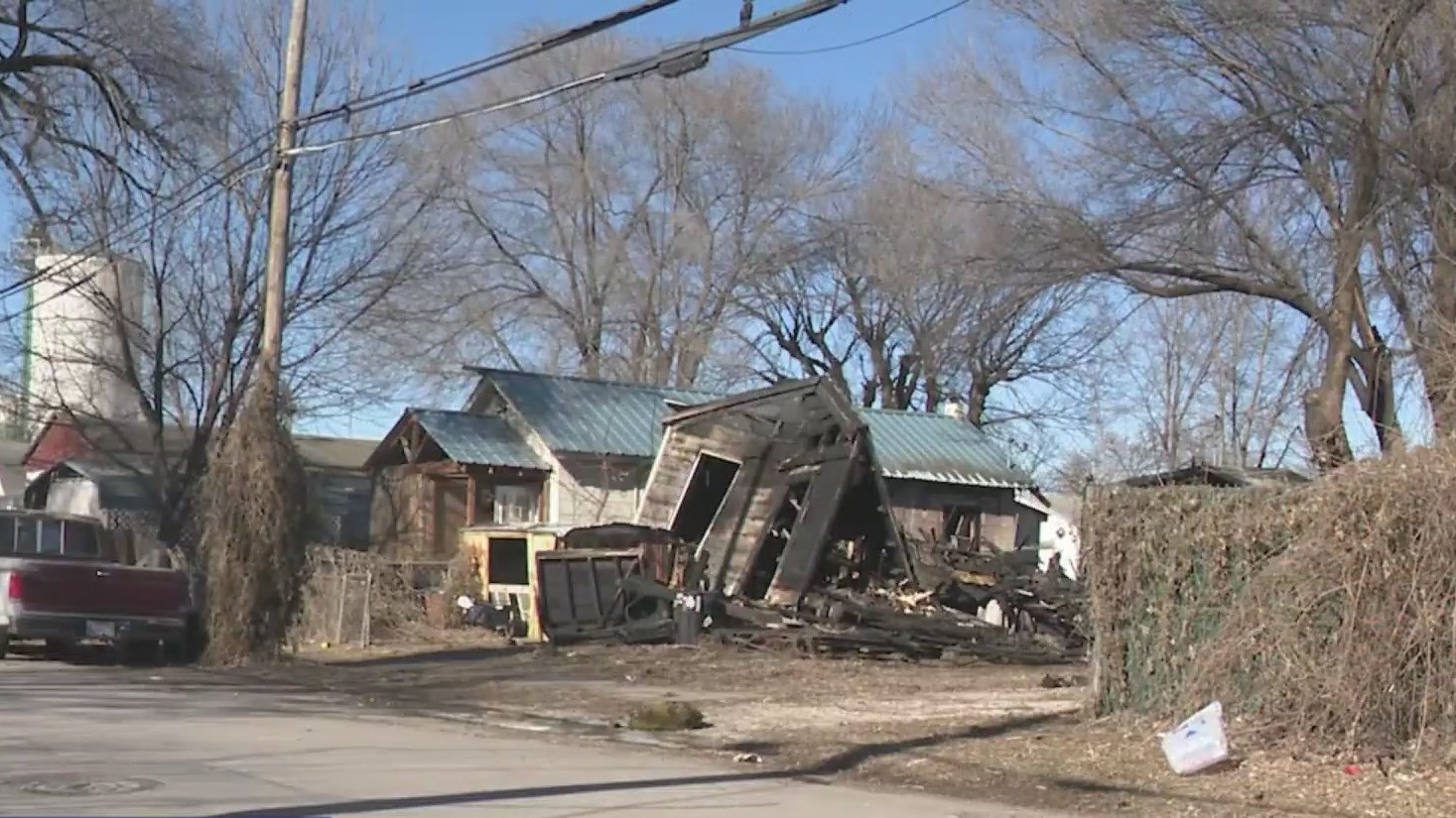 Large fire in northeast Kansas City leaves firefighter hurt, homes damaged