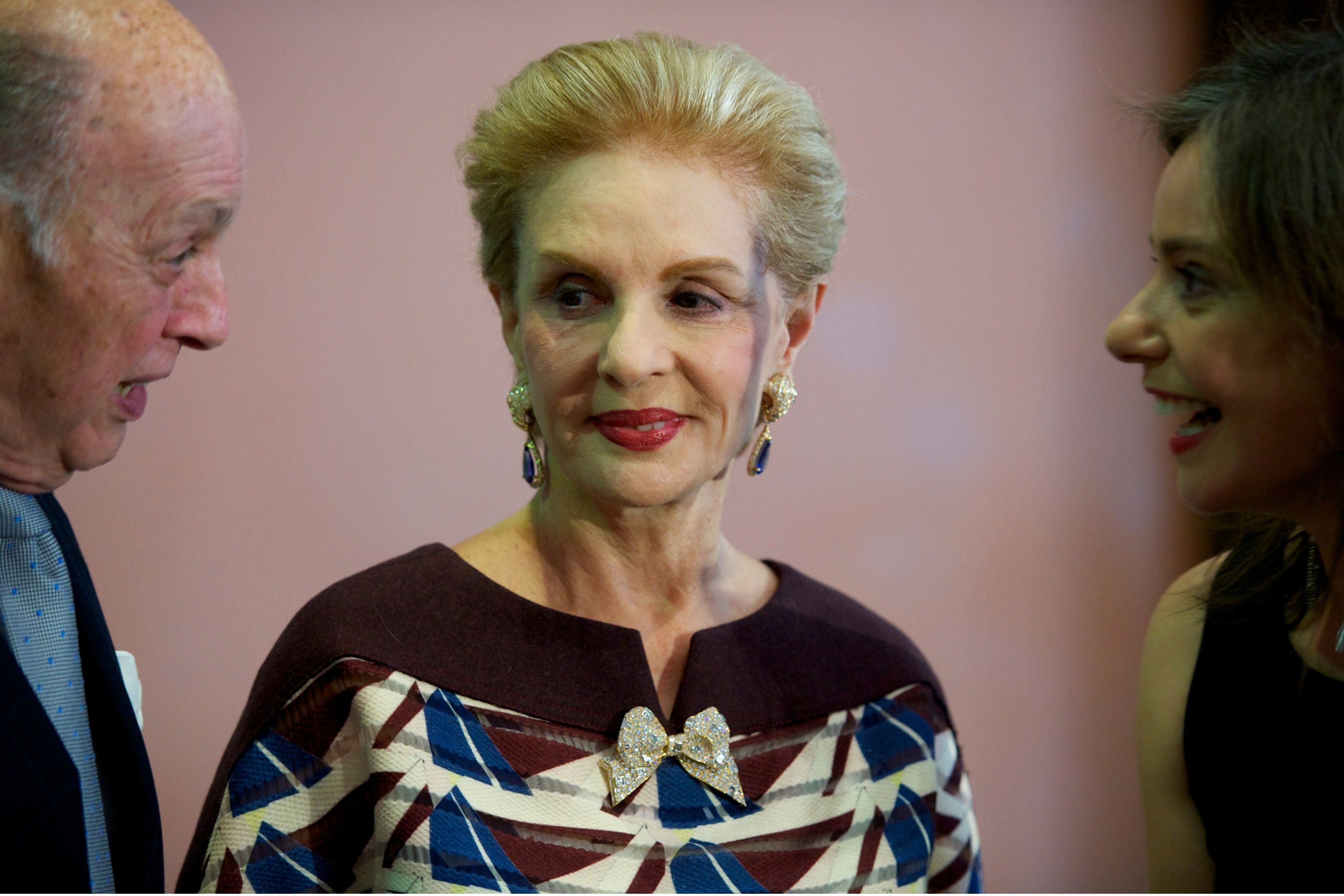 Los jeans azul oscuro se llevan con estas blusas largas, de abuela y ...