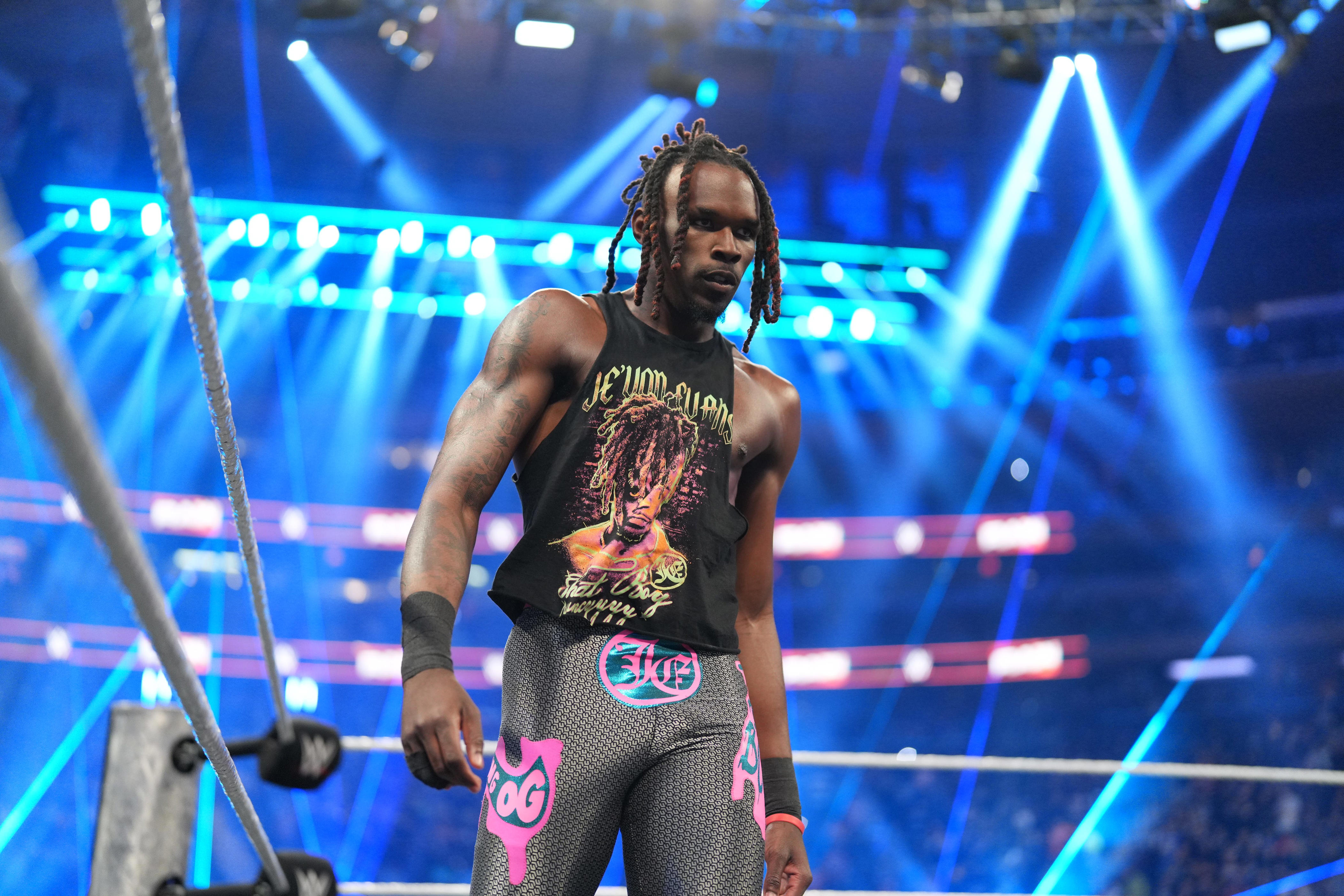 Je'Von Evans injury update: Rising WWE star appears to hurt shoulder