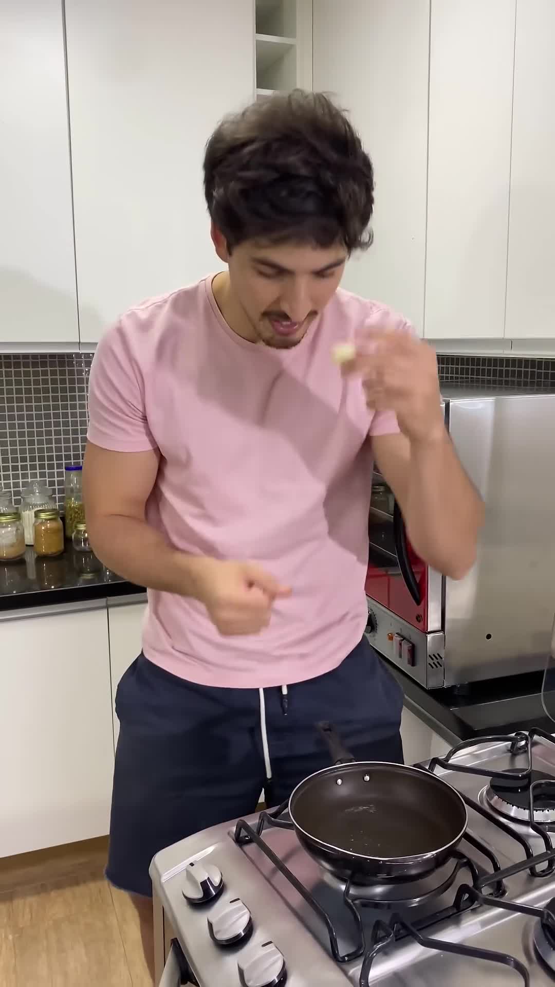 Testando o truque do alho para ovo perfeito: será que funciona?