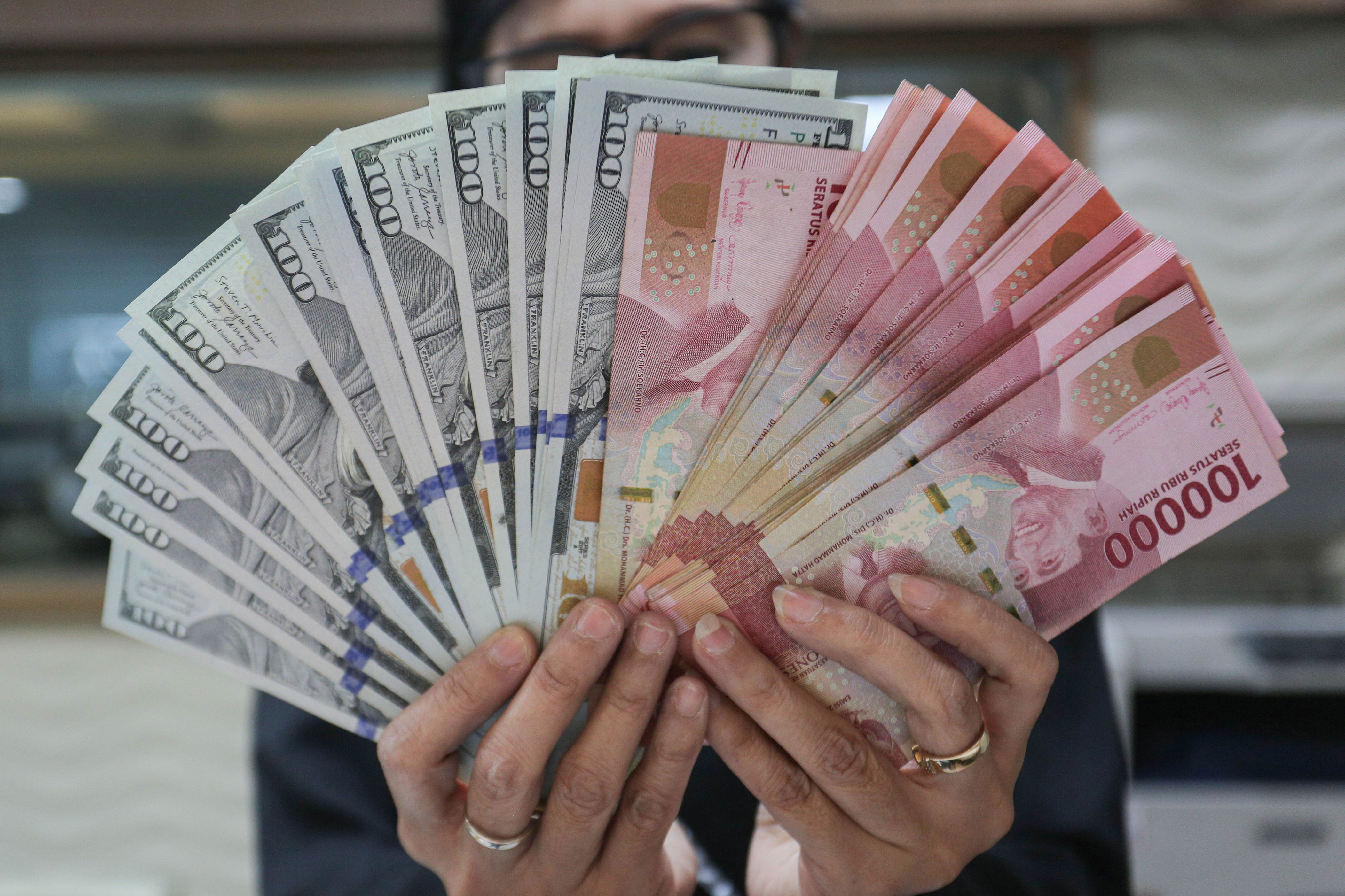 Rupiah makin melemah nyaris tembus 17.000 per dolar AS saat IHSG rekor lagi