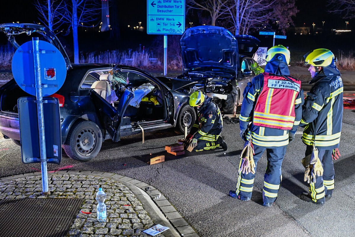 Mercedes und Audi krachen frontal ineinander: Vier Verletzte bei Unfall ...