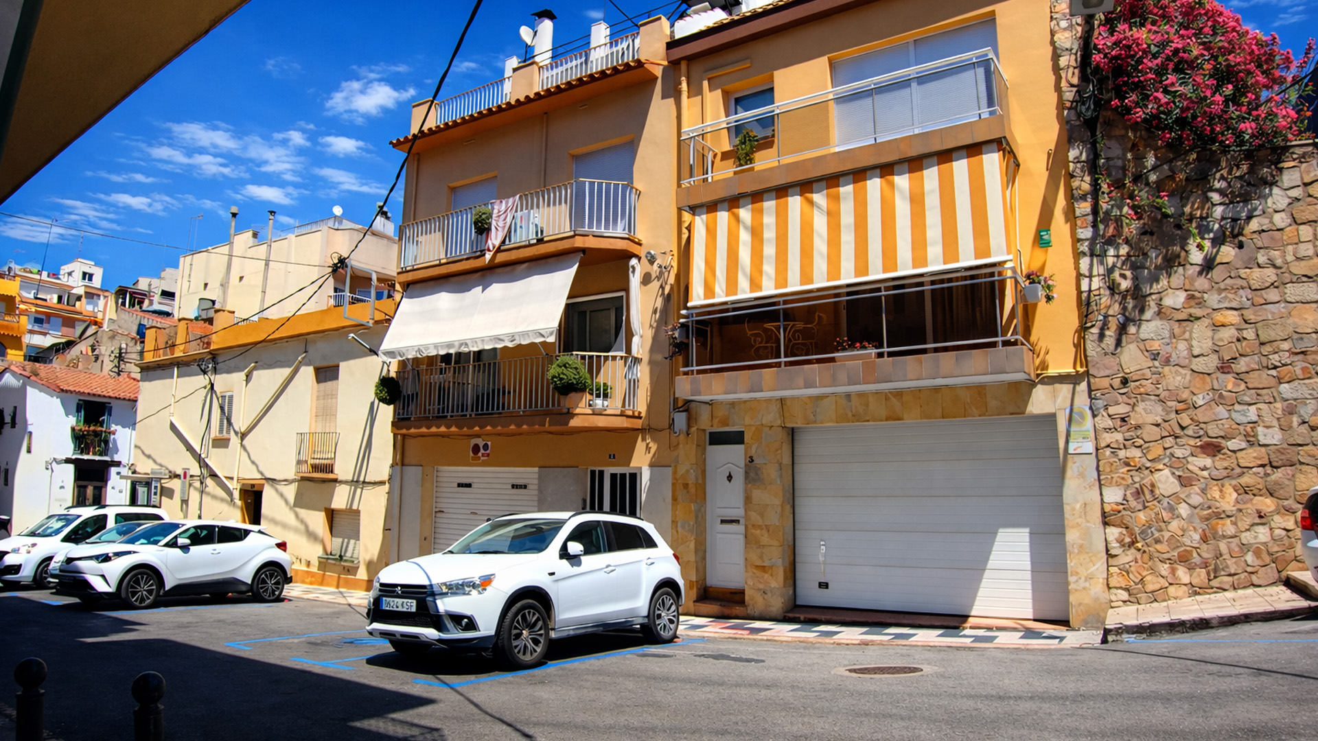 Balade dans un quartier paisible en bord de mer en Espagne