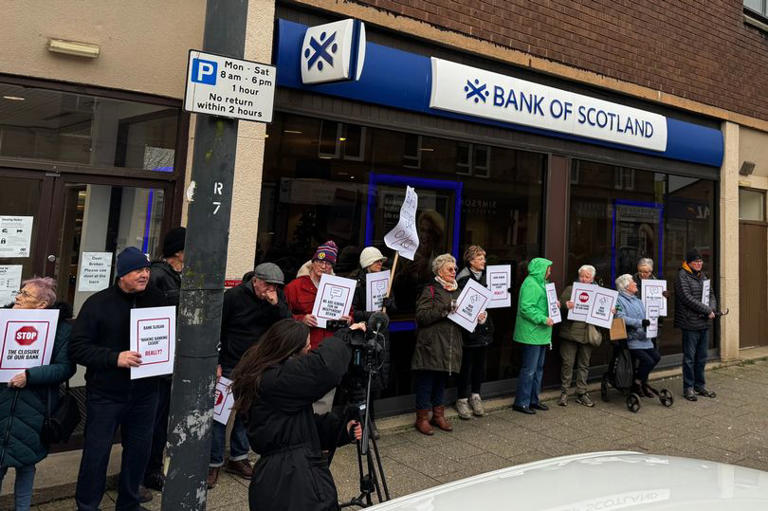 Larkhall representatives continue campaign against bank closure