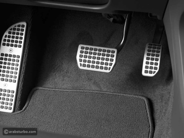 When the gas pedal fails: Causes, dangers, and safe solutions