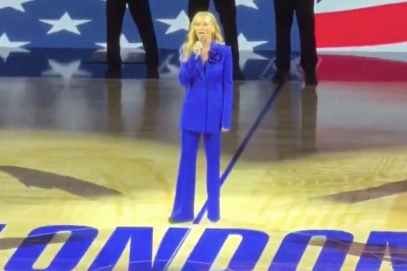Vanessa Williams Issues One Word Clap Back After Shes Heckled During
