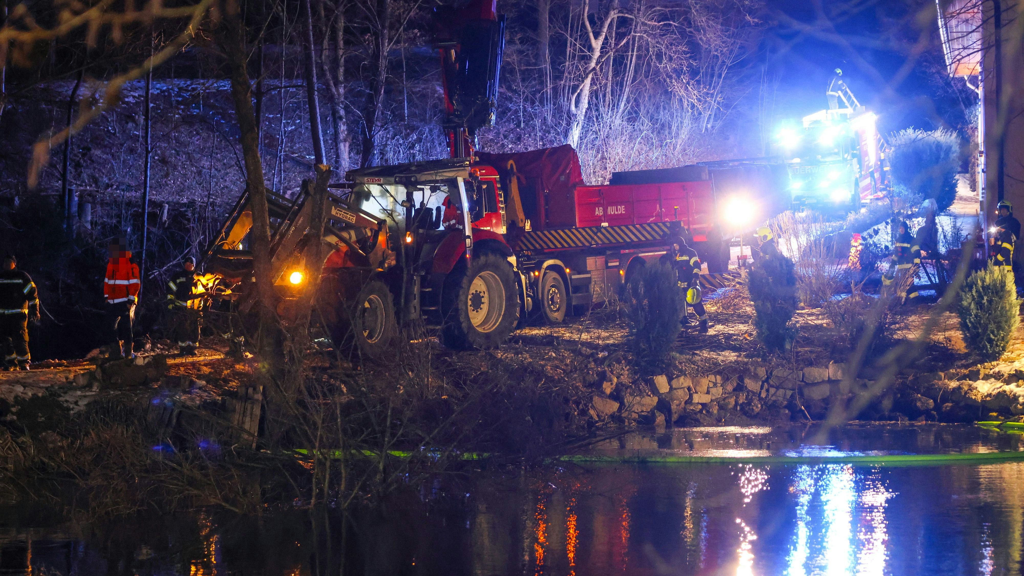 Traktor bei Unfall in Piberbach in Teich gestürzt