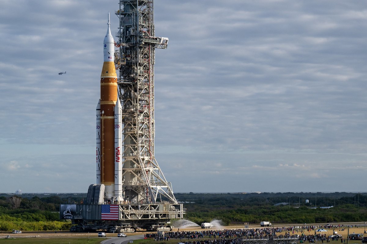 Direction la Lune : la fusée SLS est sortie de son entrepôt et c'est ...