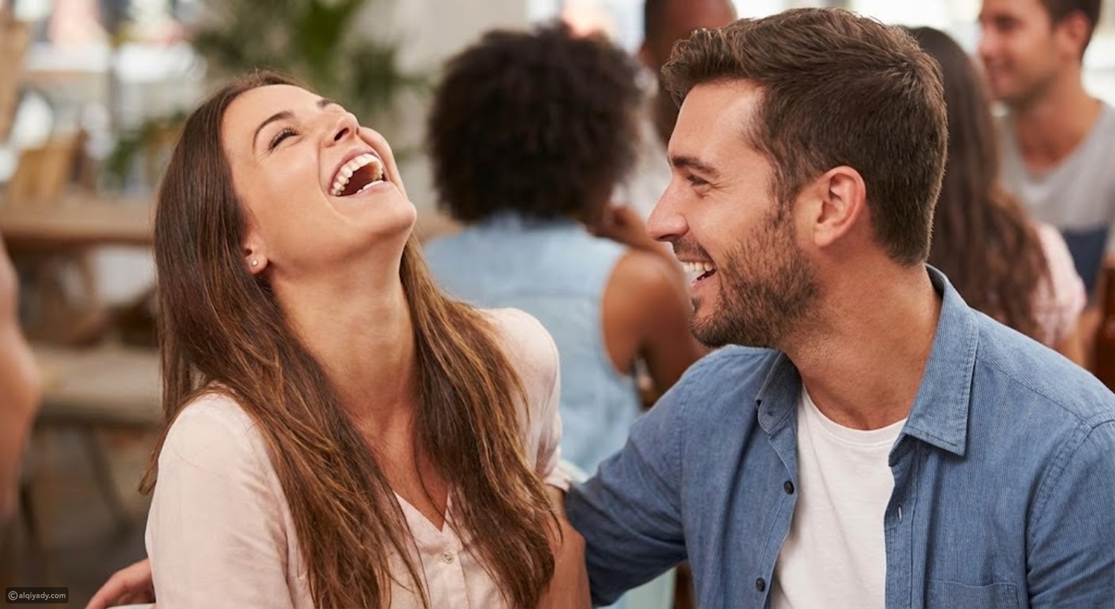 10 signs that reveal a woman likes you