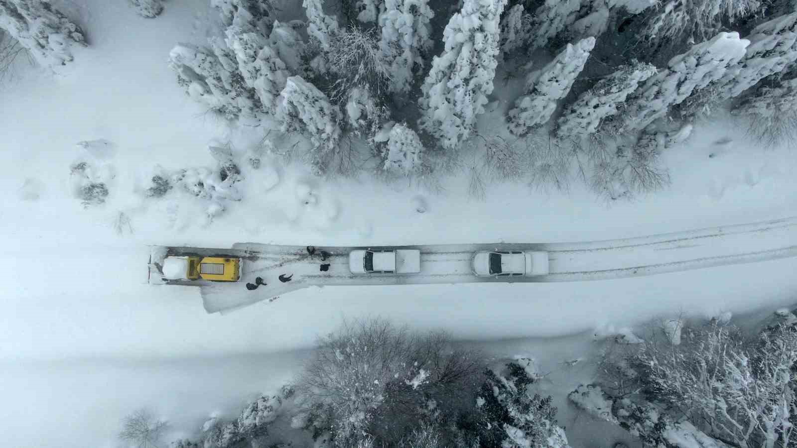 Kar altındaki köy yollarında kar savaşçılarından yoğun mesai
