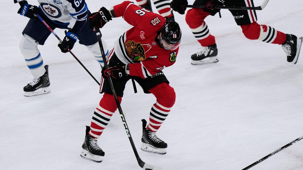 Knight makes 32 saves as the Blackhawks beat Toews and the Jets 2-0