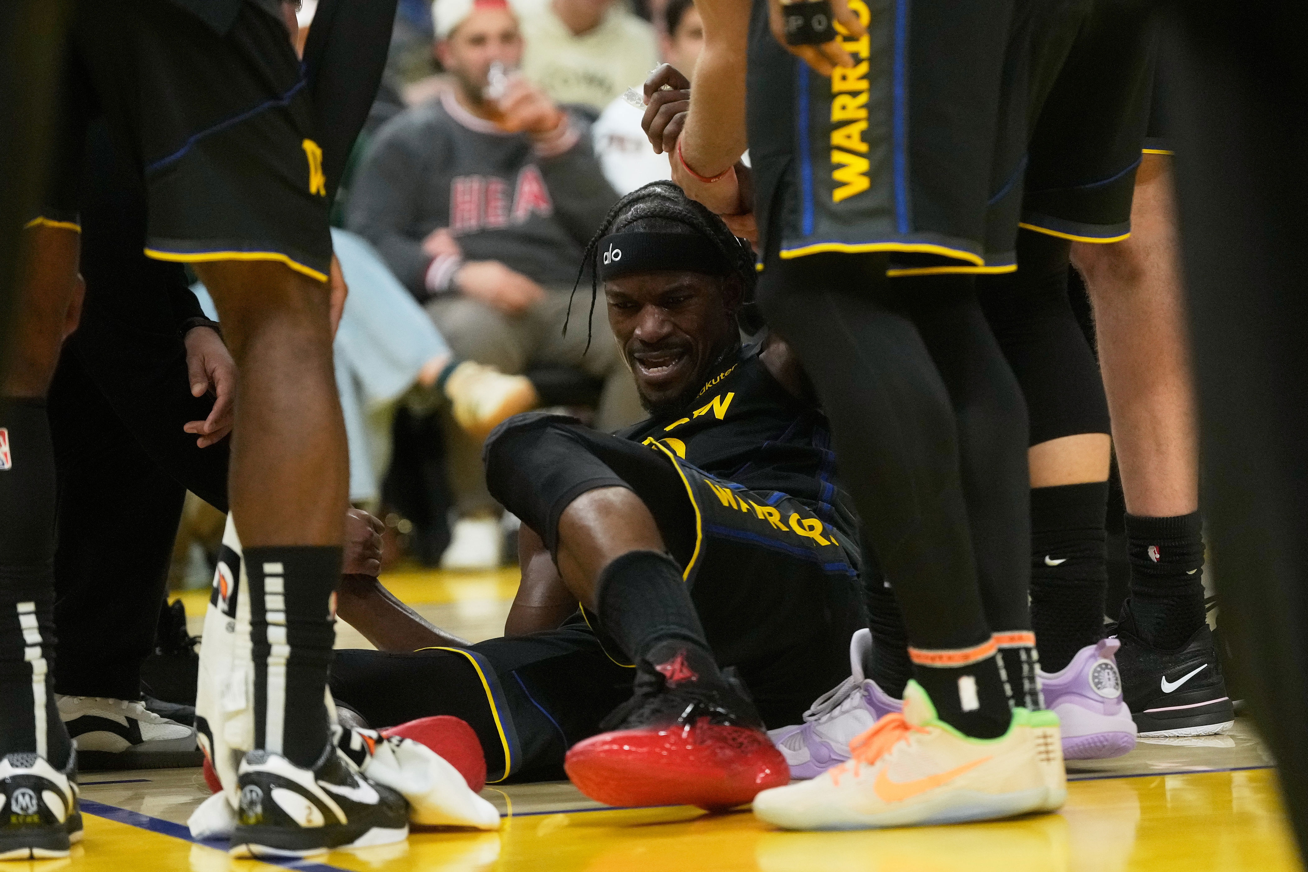 Warriors star Jimmy Butler goes down with right knee injury in win over ...
