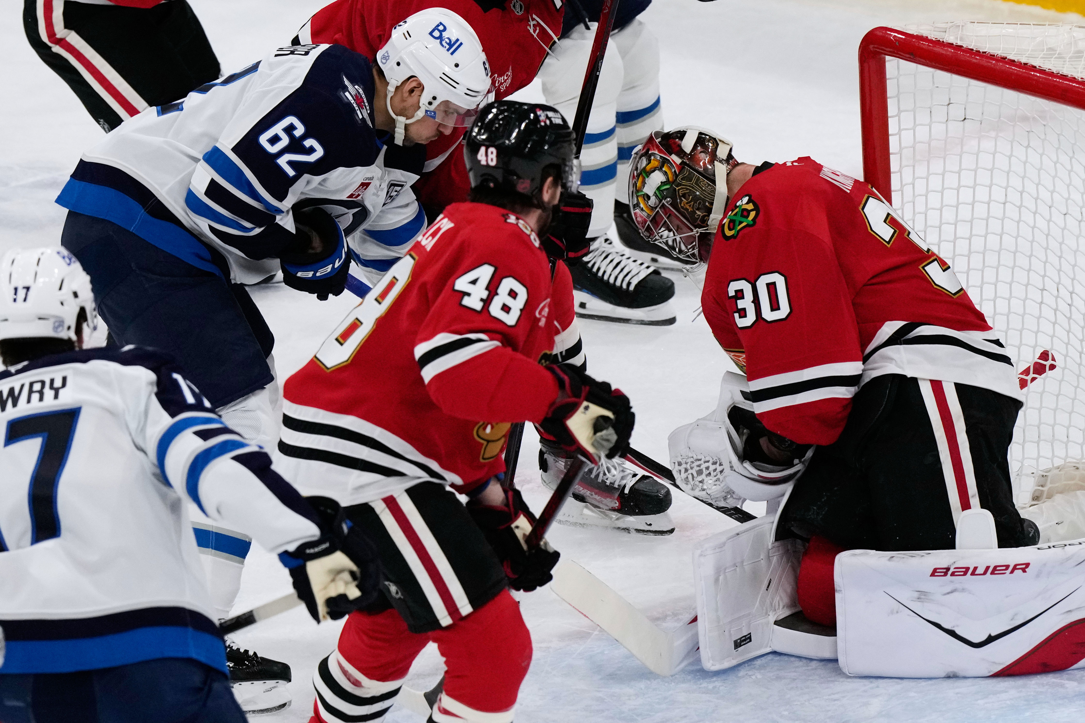 Knight makes 32 saves as the Blackhawks beat Toews and the Jets 2-0