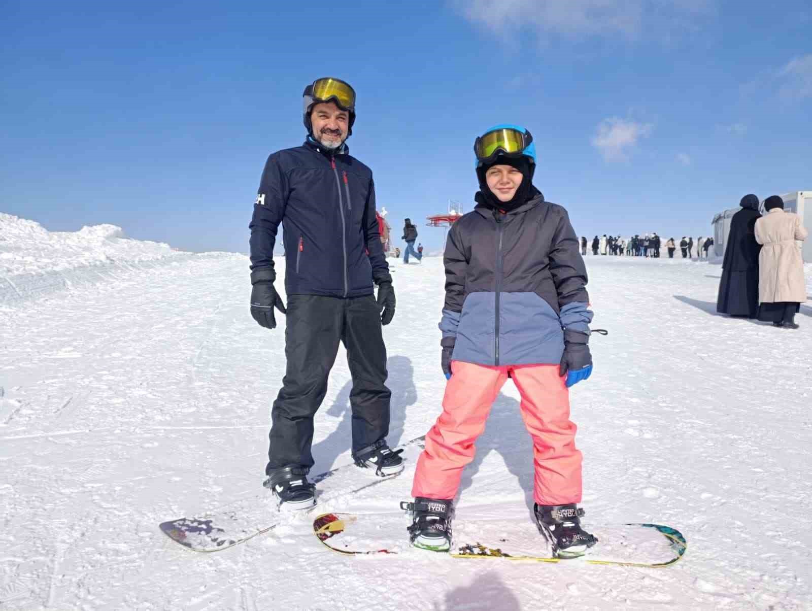 Tatille birlikte kayak merkezlerinde yoğunluk: Yedikuyular’da kar keyfi