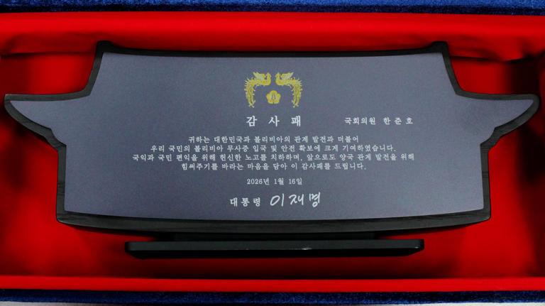 President Lee honors Han Jun-ho for Bolivia diplomacy