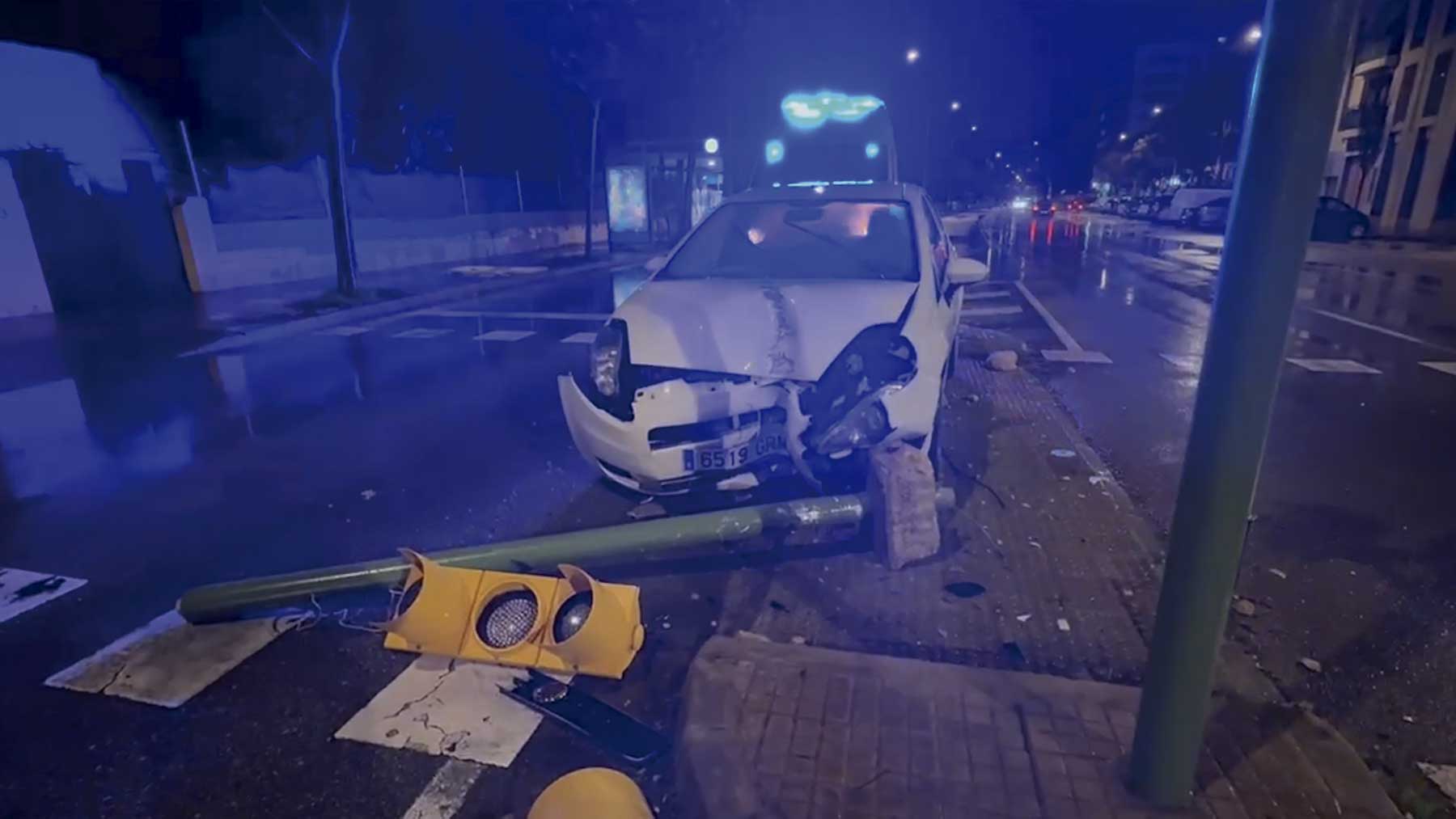 Hospitalizado el conductor de un coche tras empotrarse contra un ...