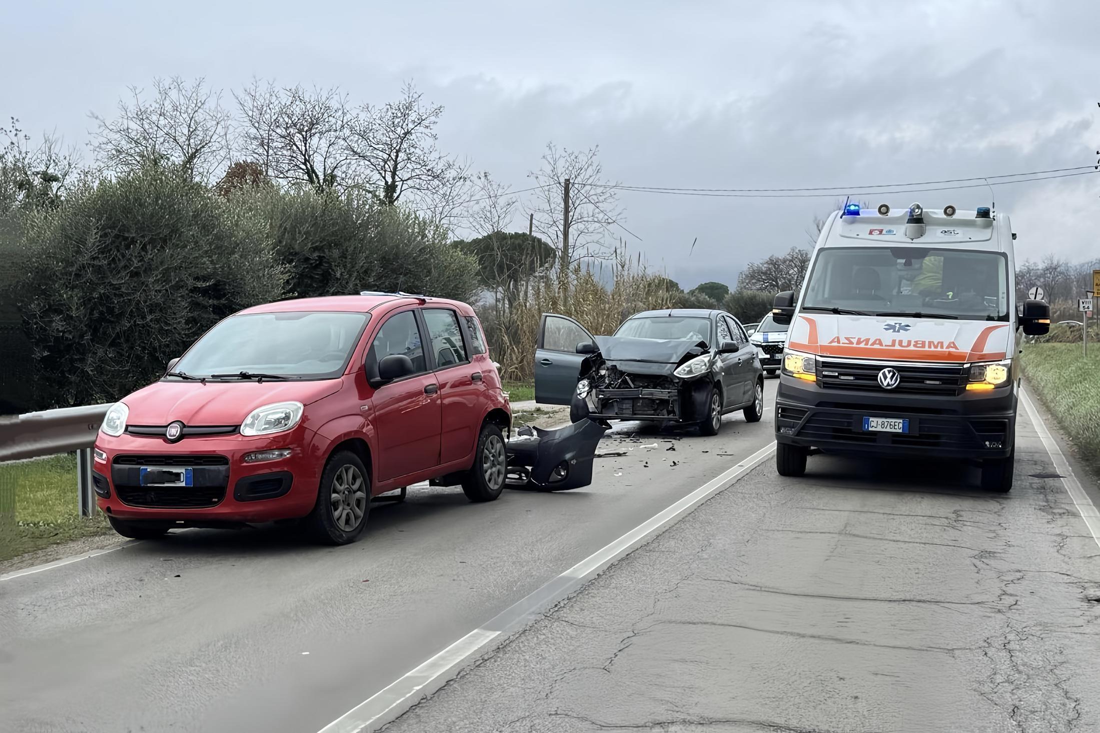 Incidente a catena tra tre auto. Due anziani finiscono in ospedale