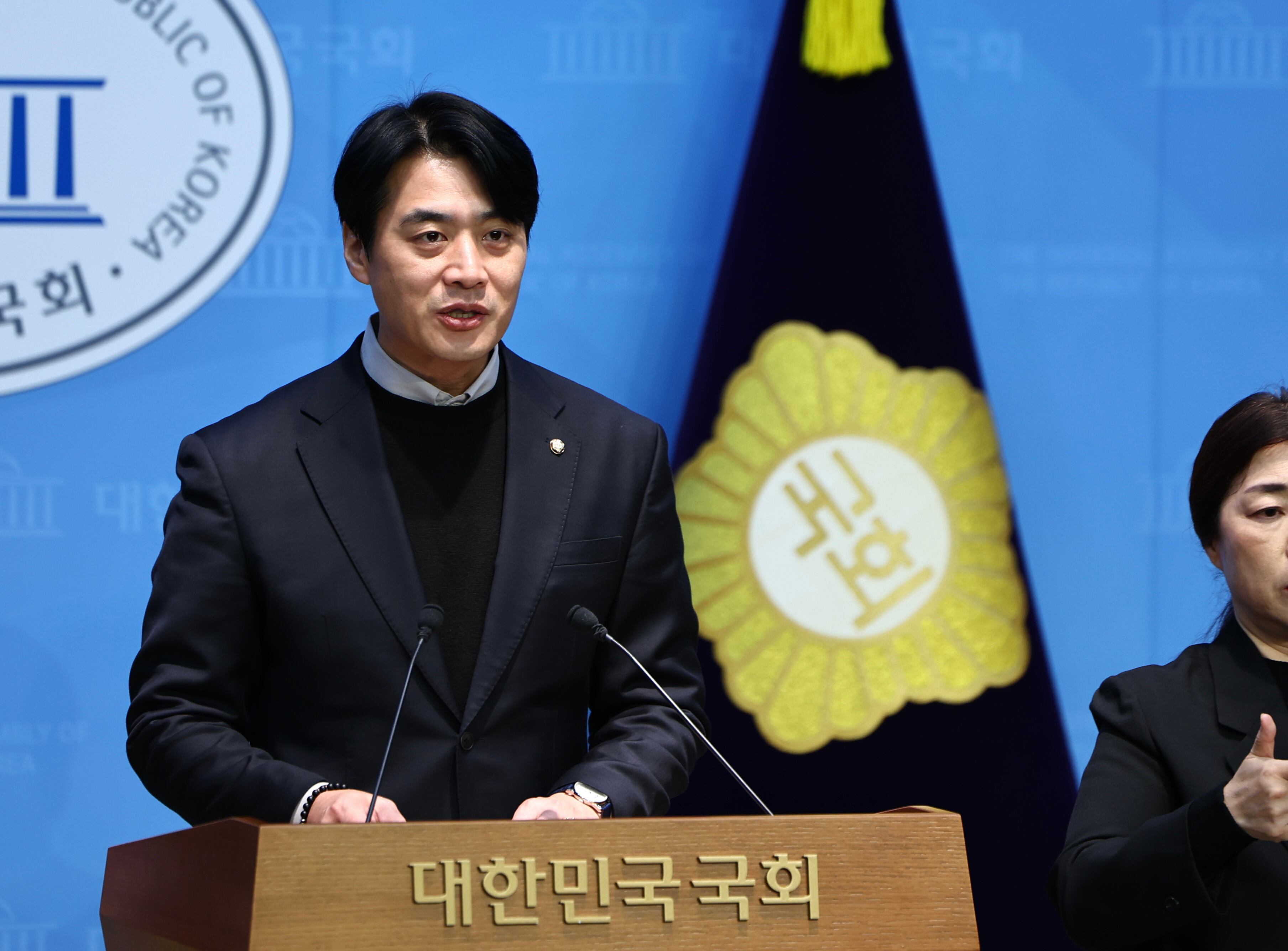 President Lee honors Han Jun-ho for Bolivia diplomacy