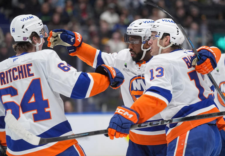 Islanders grind out win over lowly Canucks in messy performance