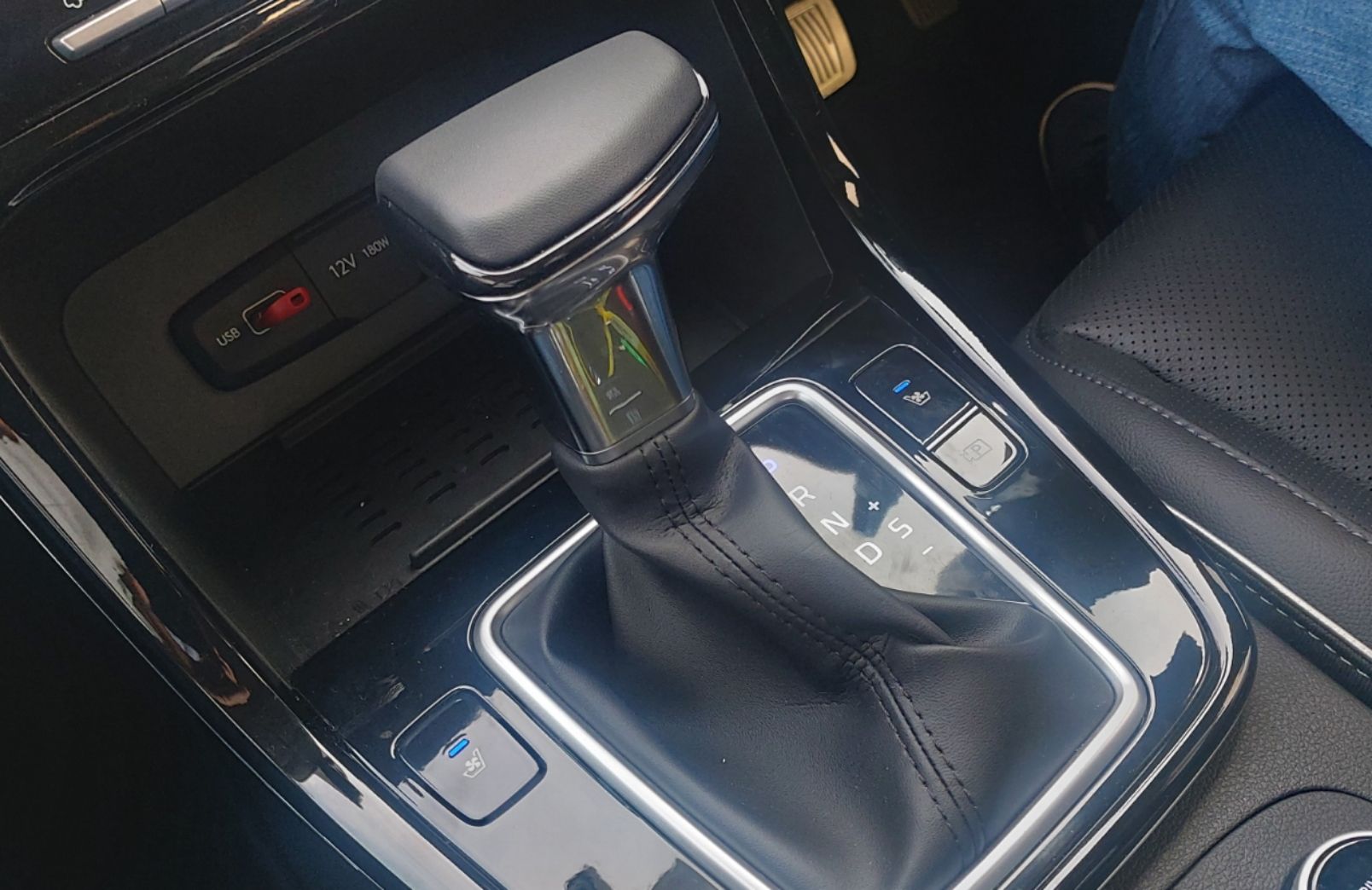 Pindah D ke N saat macet dapat merusak mobil matik, cek faktanya