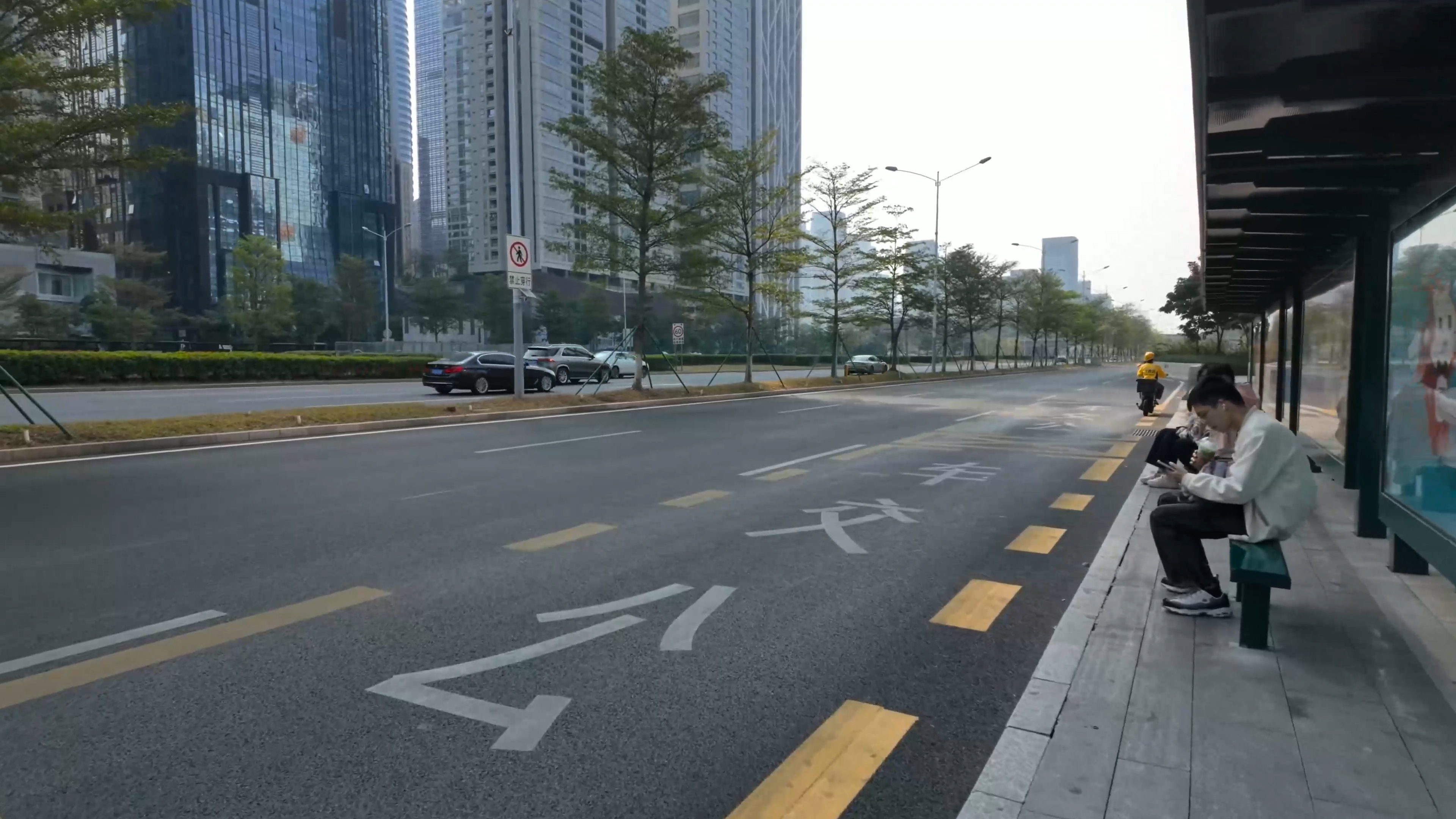 Scena a una fermata dell'autobus moderna a Shenzhen