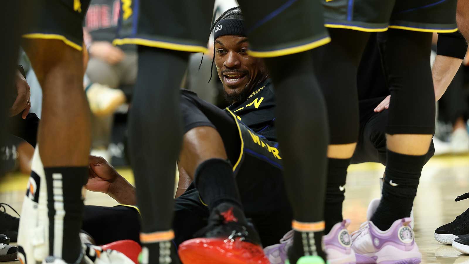 Seine Reaktion lässt Böses erahnen! NBA-Star Jimmy Butler verletzt sich ...