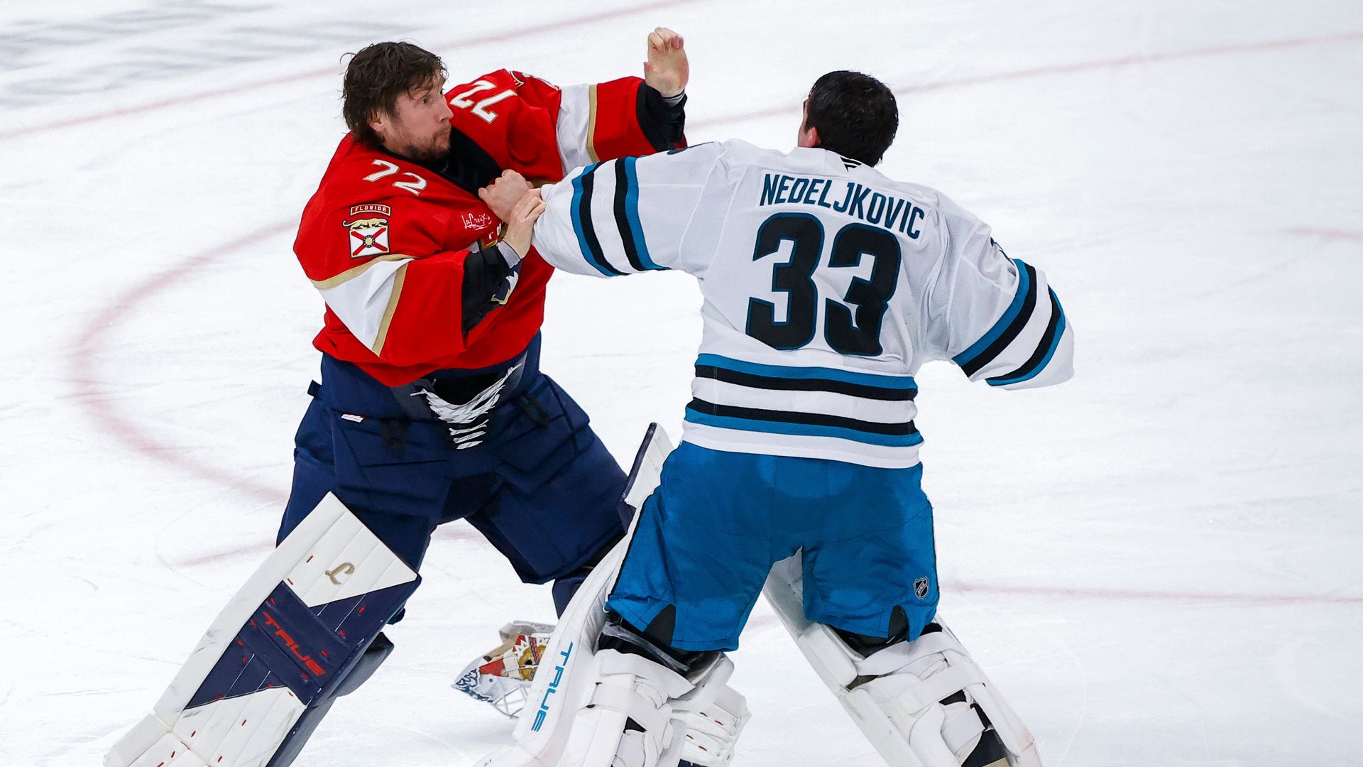 NHL: Eishockey-Torhüter Sergej Bobrowski und Nedeljkovic prügeln sich