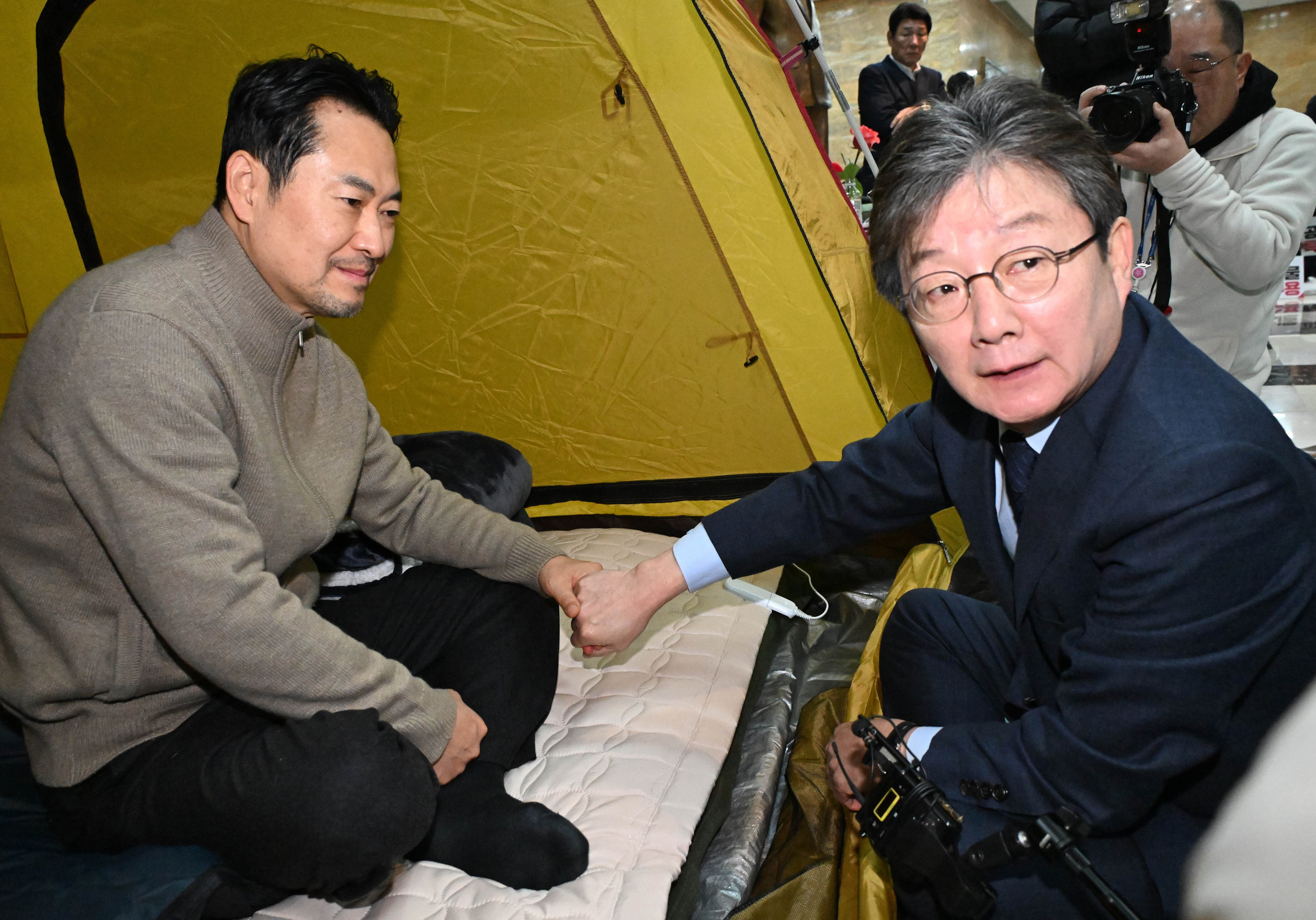 People Power Party leader's hunger strike consolidates conservatives
