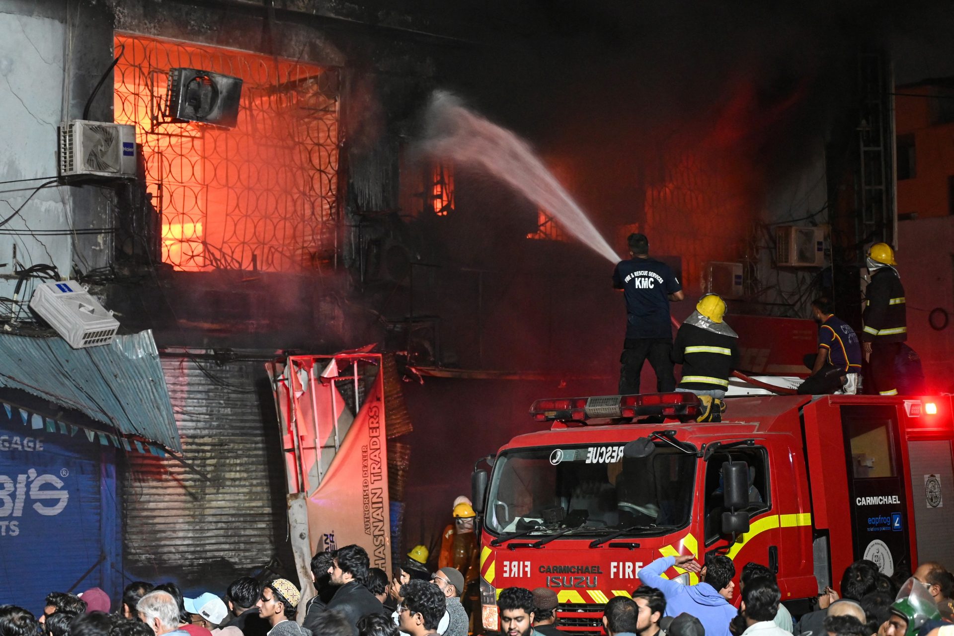 Deadly fire in Pakistan: A blaze quickly consumed a shopping center