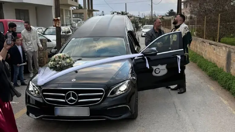 Ηράκλειο: Γαμπρός έφτασε στην εκκλησία με νεκροφόρα και έγινε viral βίντεο