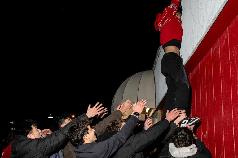 Hoosiers fans swarm Bloomington in wild scene as Indiana caps perfect ...